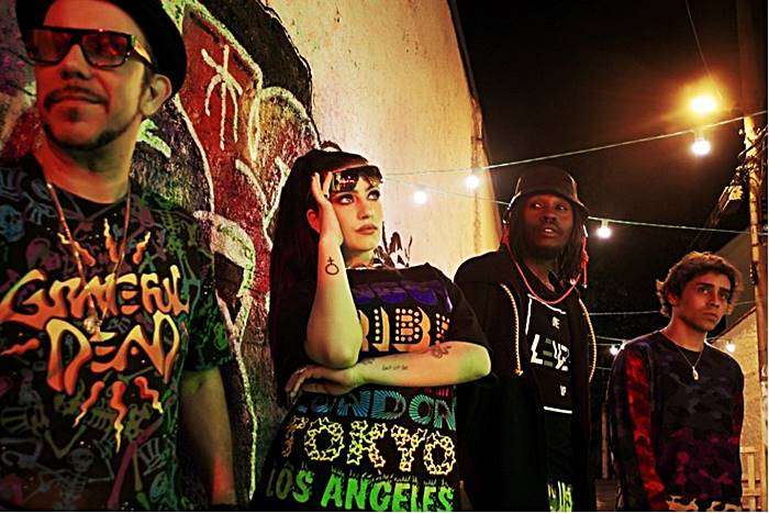 Tropkillaz lança single com a participação de Clau e Rincon Sapiência