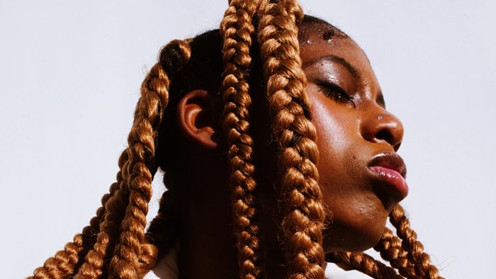 MC Soffia questiona padrões estéticos no single “Maravilhosa”