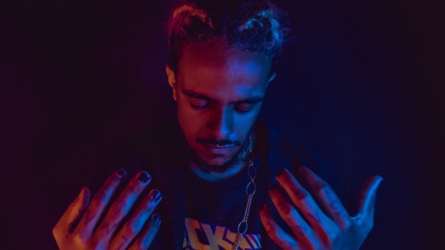 Experimental, ousado e intenso, Elefante marca o retorno de Lucas Felix