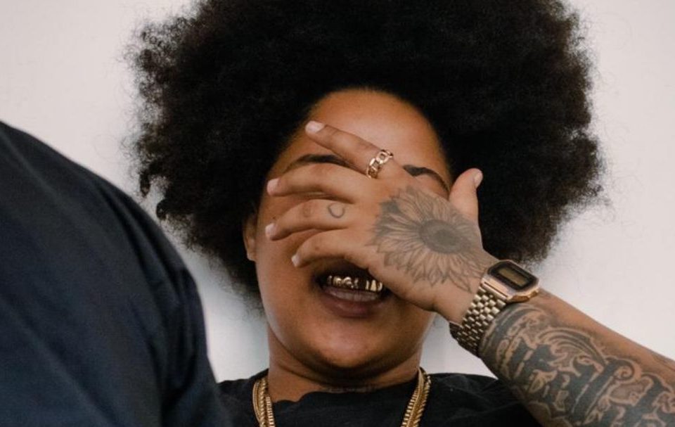 Iniciando nova fase, Clara Lima lança single "Mesmo que Demore"