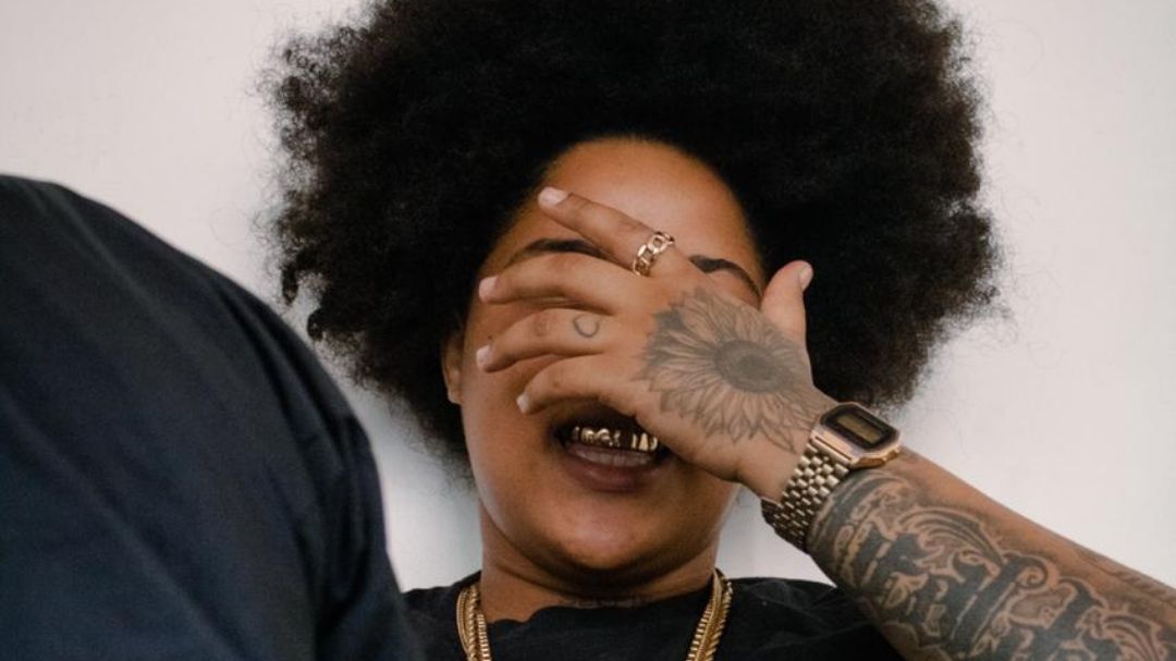 Iniciando nova fase, Clara Lima lança single "Mesmo que Demore"