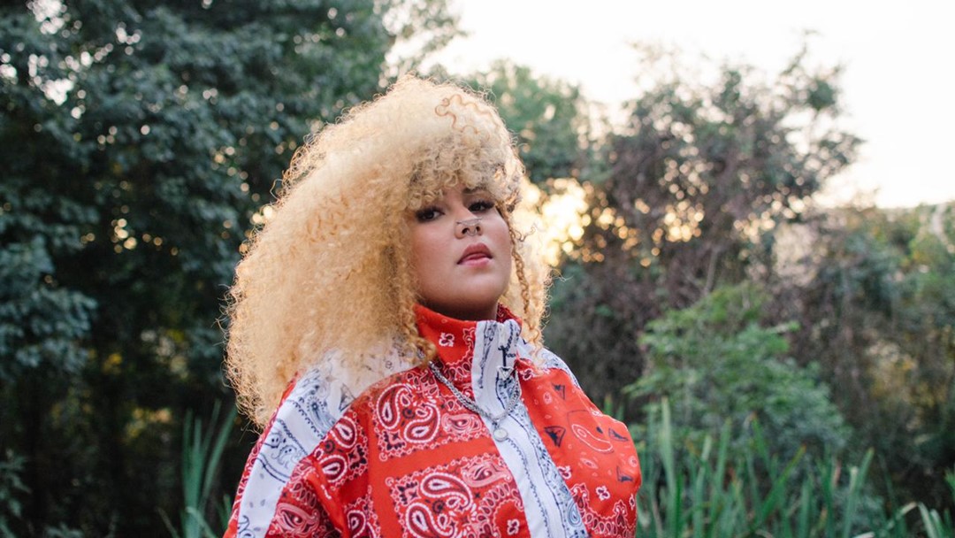 Conheça a mineira Mac Júlia, rapper autora do hit "Sofá, Breja e Netflix"