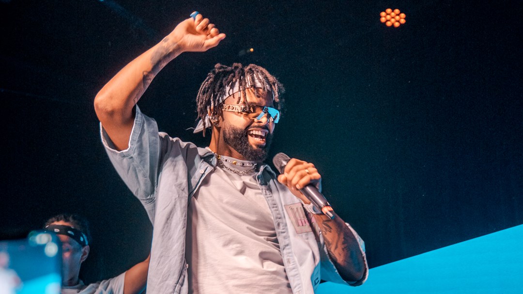 ZAAC é o único artista masculino a emplacar 5 músicas em #1 no Spotify