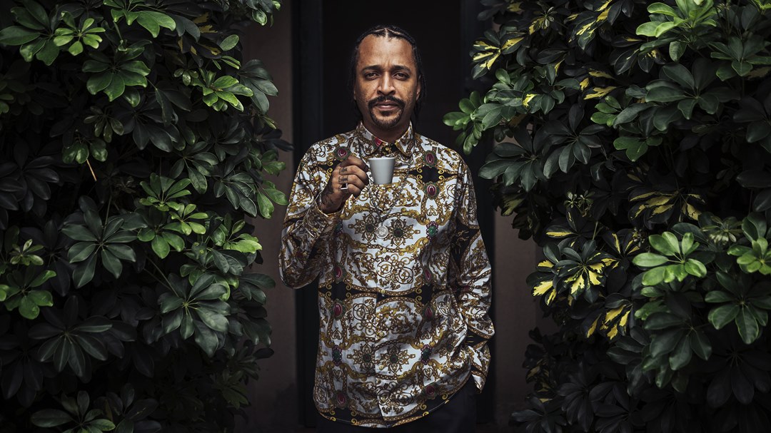 Max B.O. faz uma reflexão profunda em "Diálogo com a Consciência"