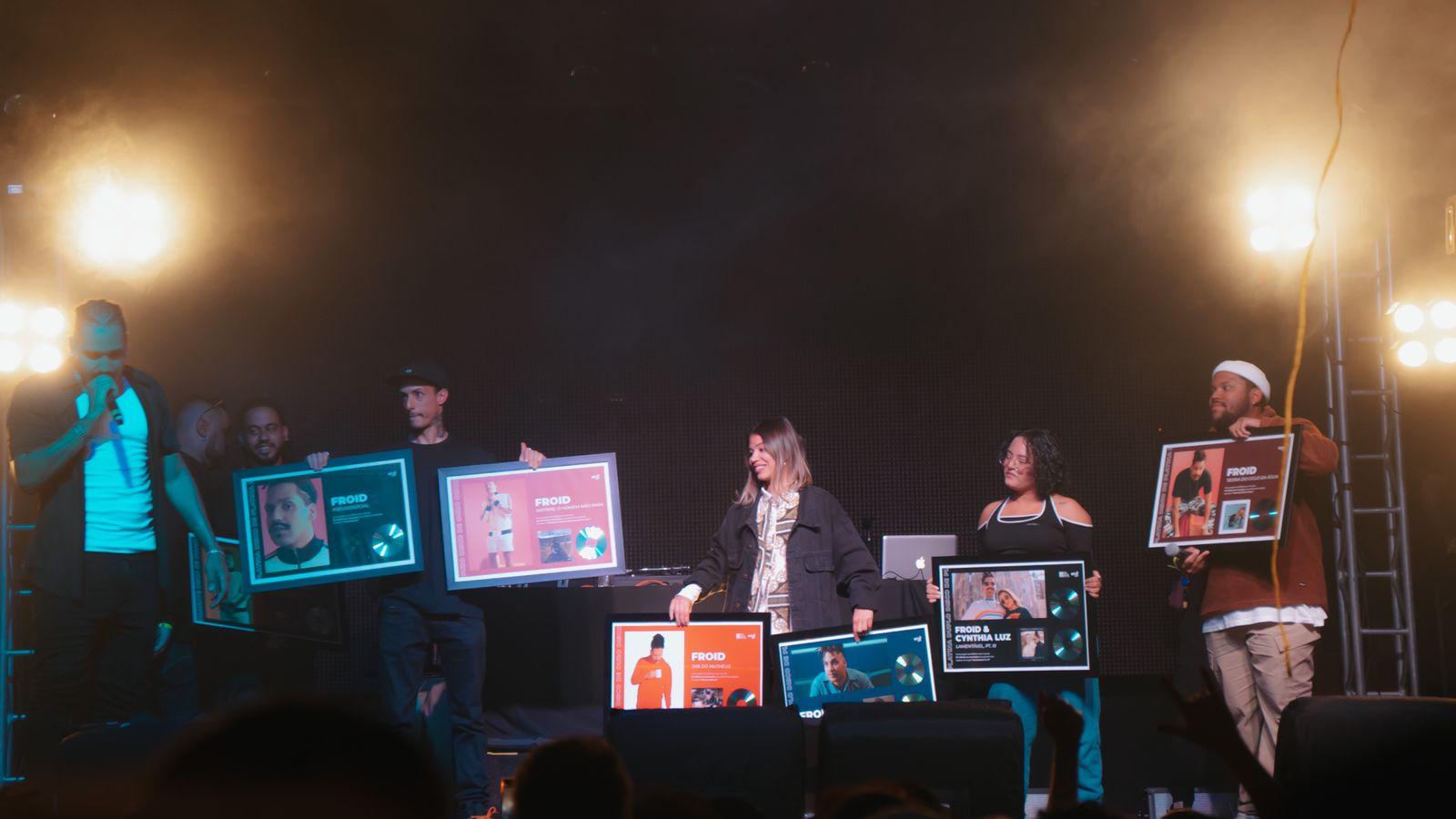 Froid recebe placa de Disco de Diamante por “O Pior Disco do Ano”