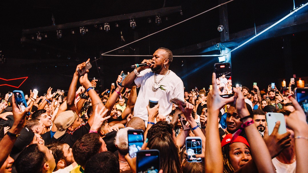 Djonga se joga no público em show no palco Arena Bud do Festival Village