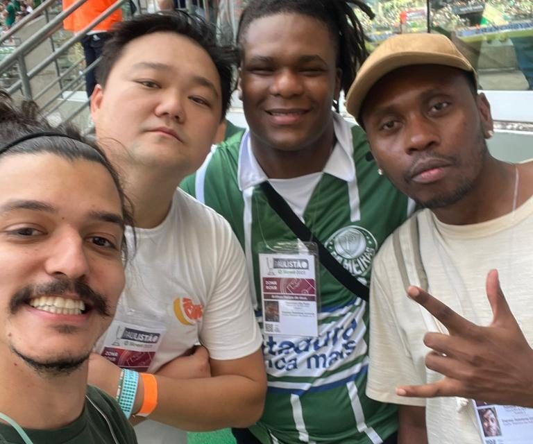 Rincon Sapiência e Terra Preta assistem jogo do Palmeiras juntos da ...