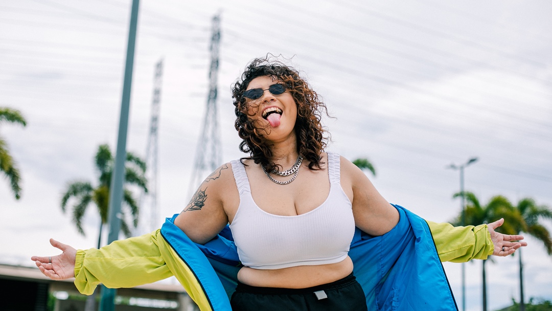 Biê fala sobre libertação e auto aceitação na inédita "Para o Baile"