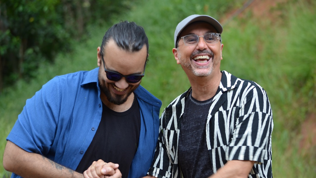 Mazzan e Zeca Baleiro lançam clipe de "Vai Ficar Tudo Bem"