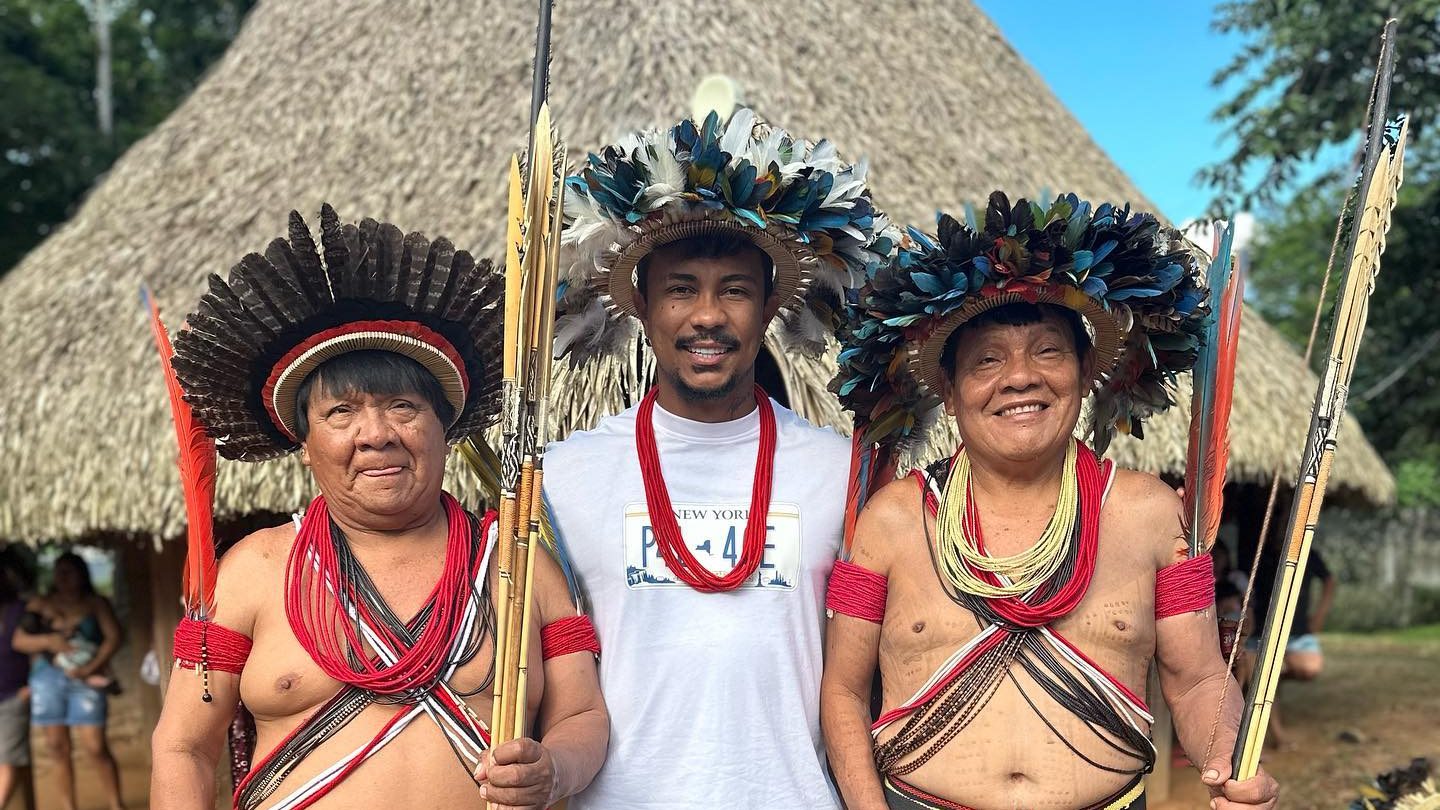 Xamã visita aldeia indígena na Amazônia ao lado do músico Txepo e da ...