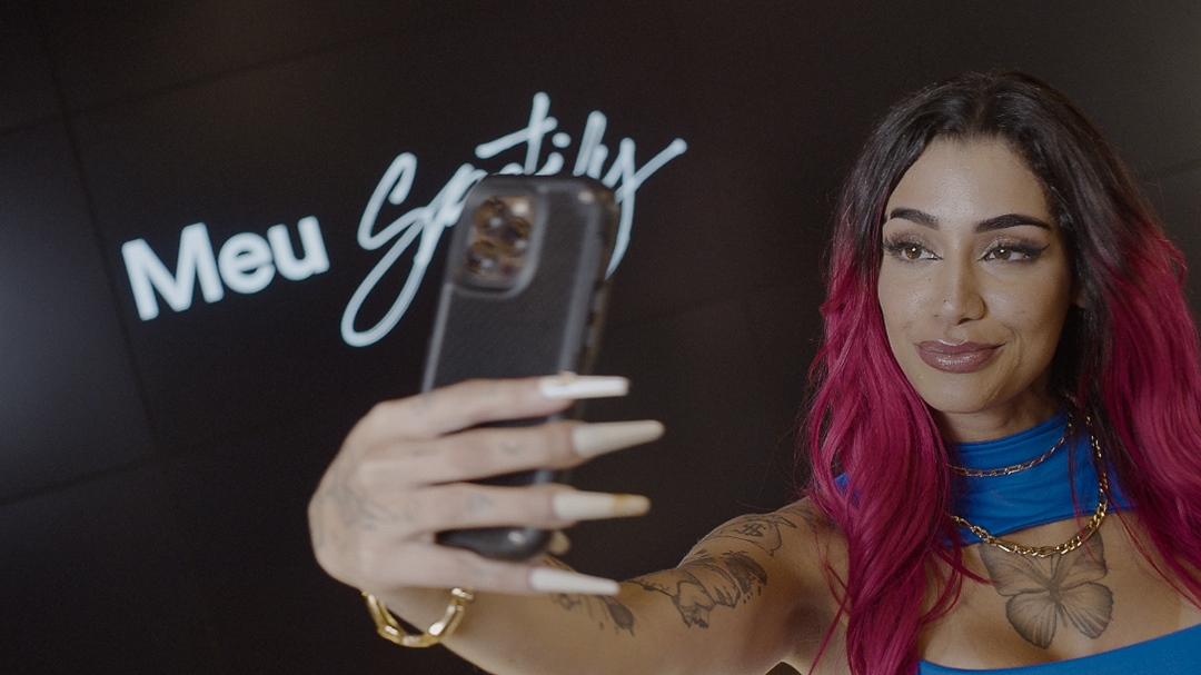 Azzy conta o que escuta para elevar a auto estima na playlist Gostosa ...