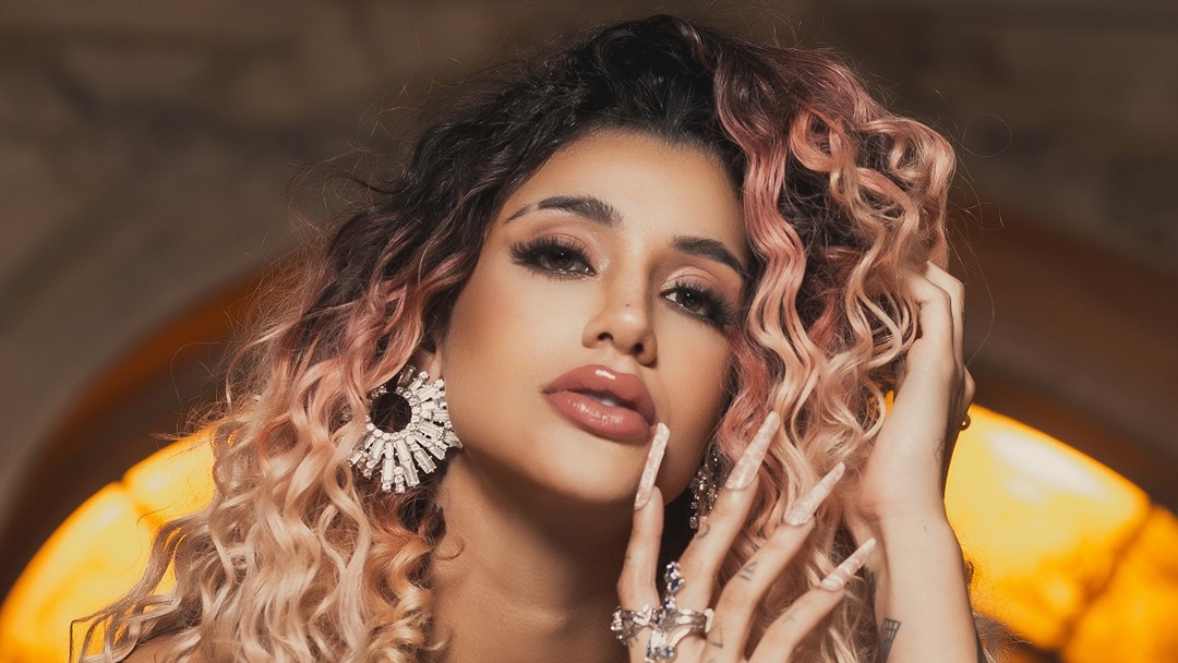 Azzy anuncia novo EP e comemora sucesso em Vai Na Fé