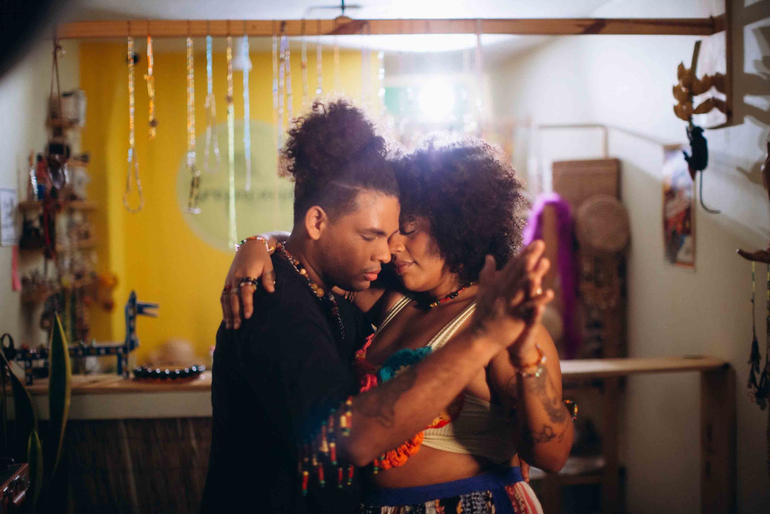 Luiza Nobel Lança Clipe Com Participação De Mateus Fazeno Rock