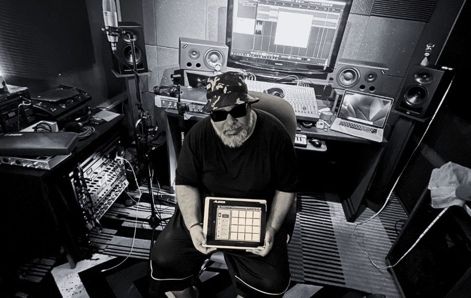 Ouça o álbum "Raiou" de OvelhaNegra, novo projeto do produtor Wagner Bagão