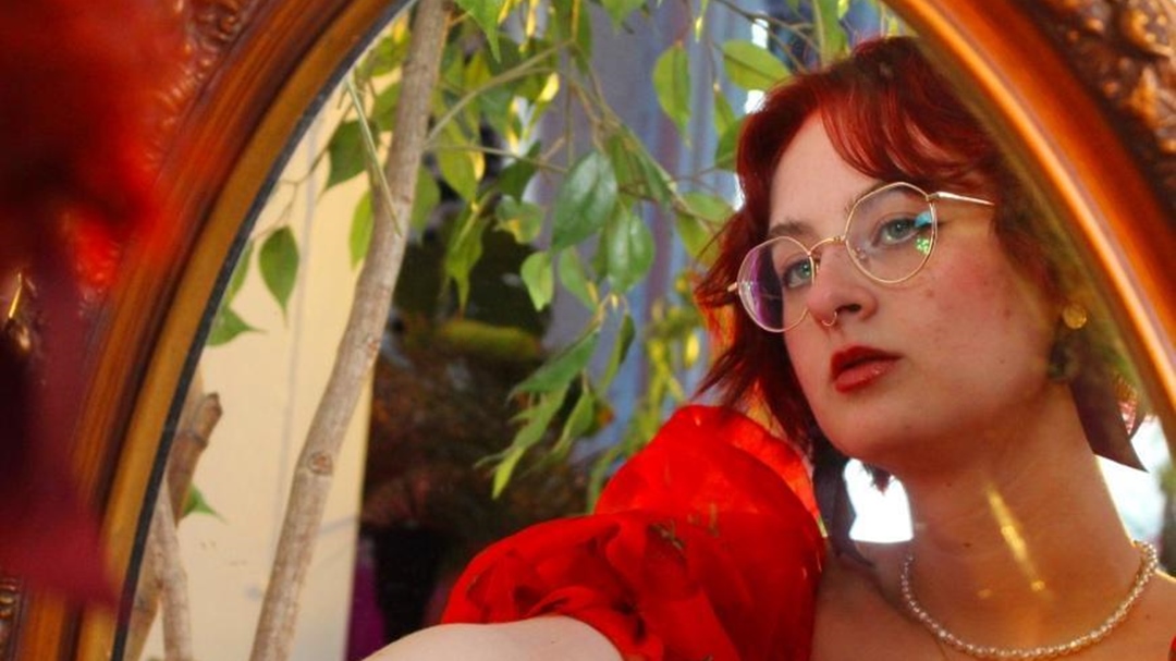 Cantora indie-pop PEGGY lança o single "Flight Risk"