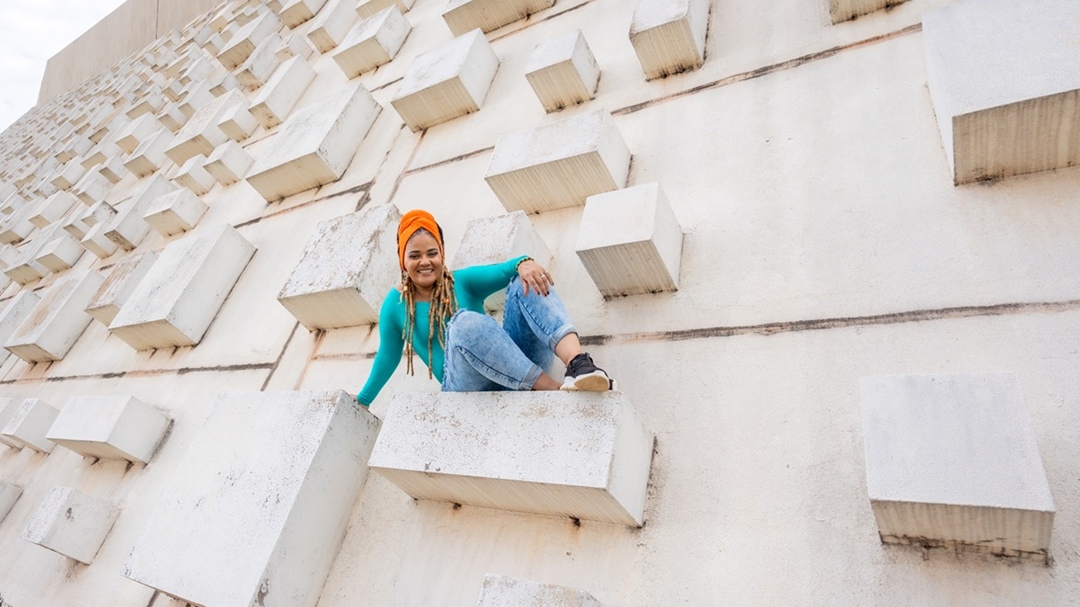 Negra do Cabelo Raiz: Kika Ribeiro enaltece a potência da mulher negra em seu primeiro álbum