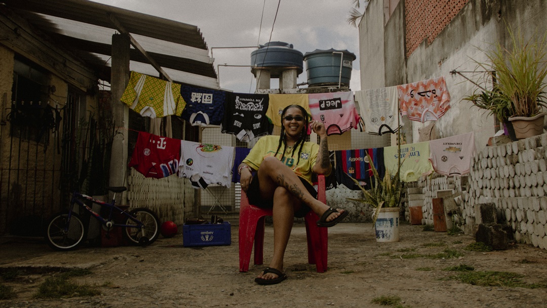 "Jersey Culture BR": Clara Lima transforma cultura de favela em música ...