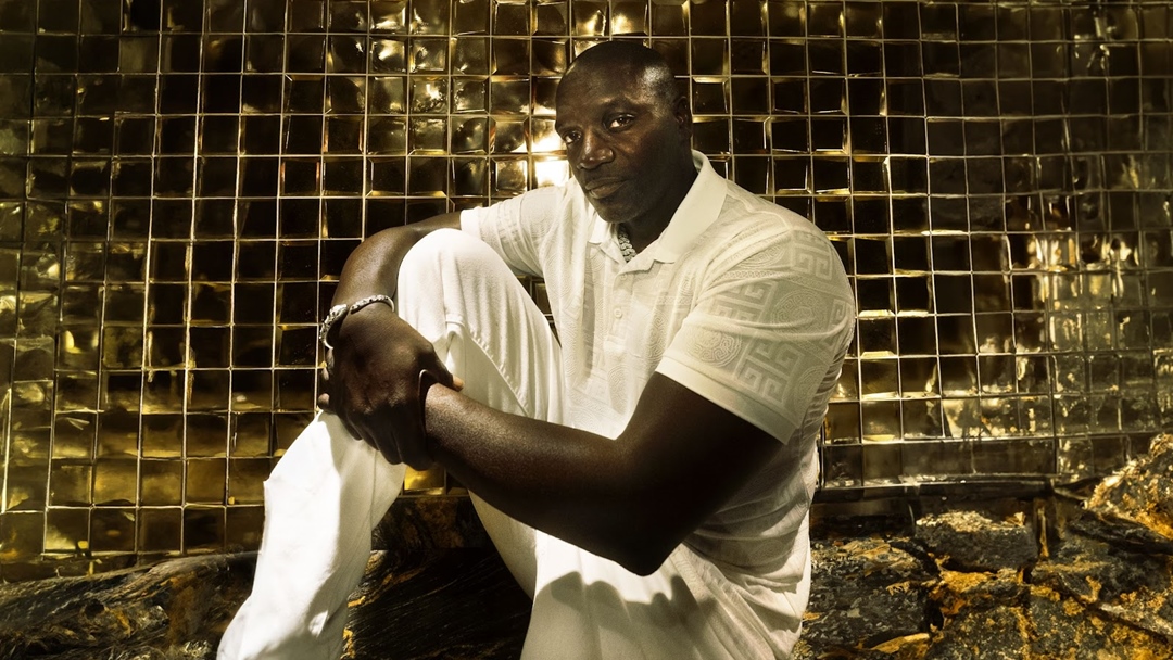Akon lança clipe do viral "Akon's Beautiful Day" com imagens gravadas ...