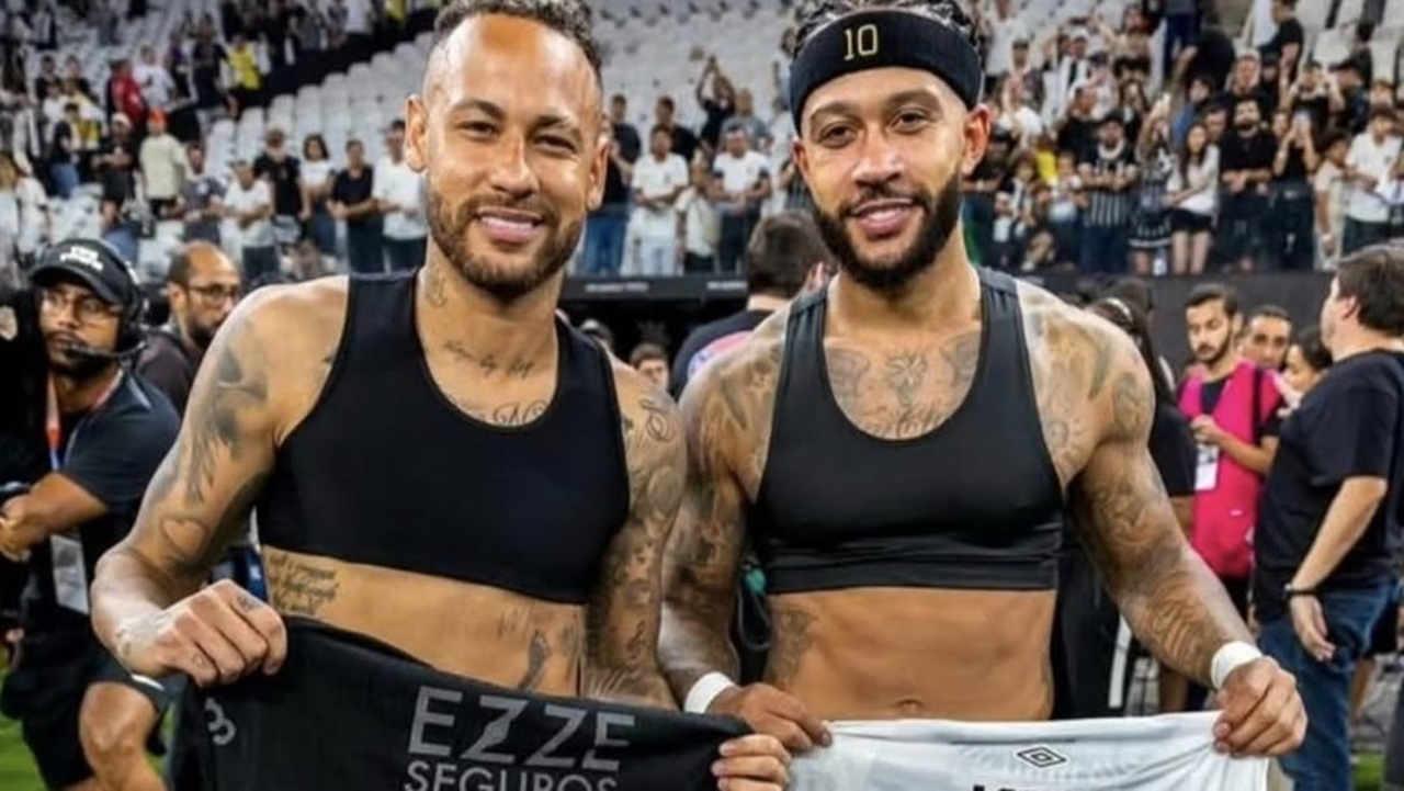 Neymar e Memphis Depay trocam camisas e chuteiras após clássico entre ...