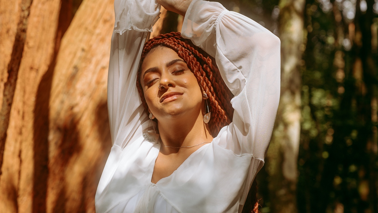 À espera do primeiro filho, Lourena lança single "Eles Não Querem"